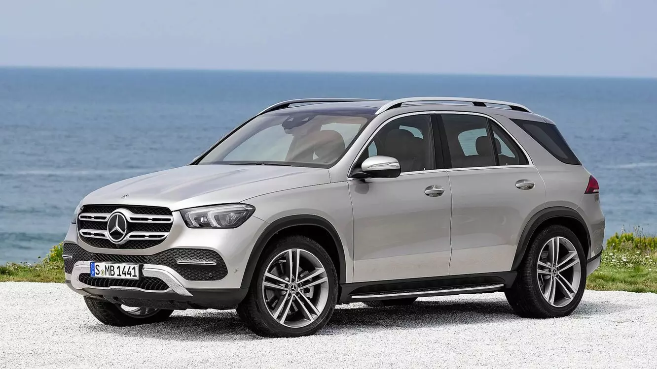 Mercedes-Benz သည် GLE-class crossover အသစ်ကိုပြသခဲ့သည်။ 358077_2