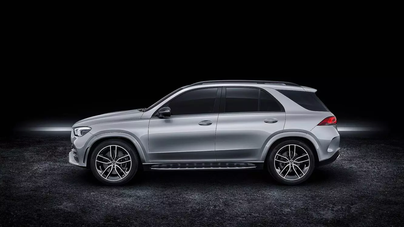 Mercedes-Benz သည် GLE-class crossover အသစ်ကိုပြသခဲ့သည်။ 358077_4