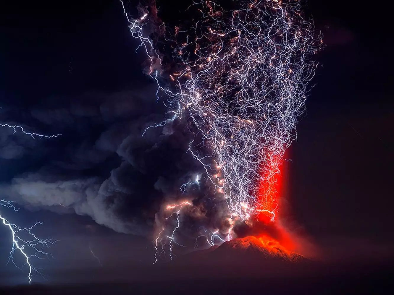 Blesk počas sopečnej erupcie v Južnej Amerike.