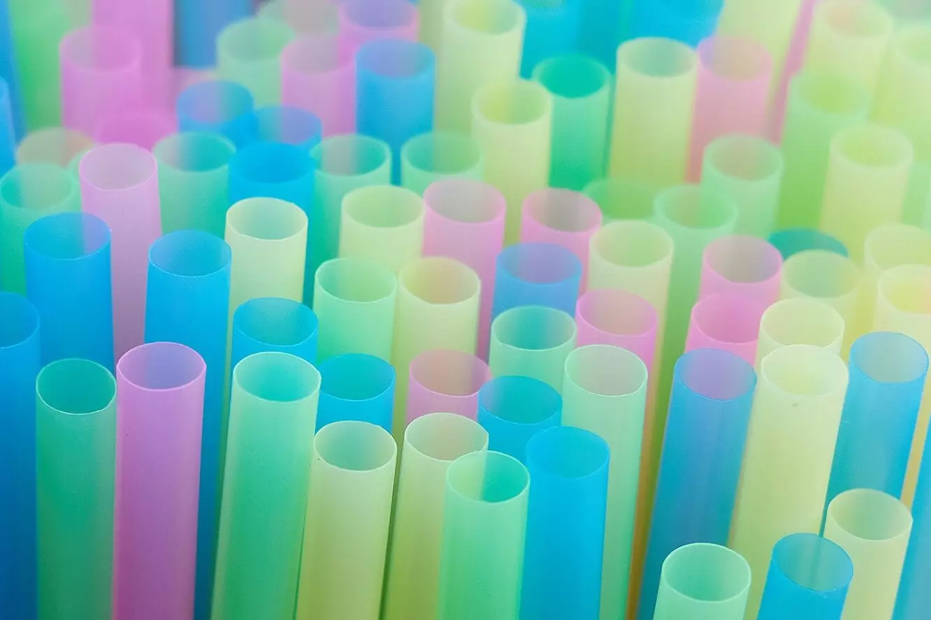 Kalifornija aizliedz plastmasas salmiņus