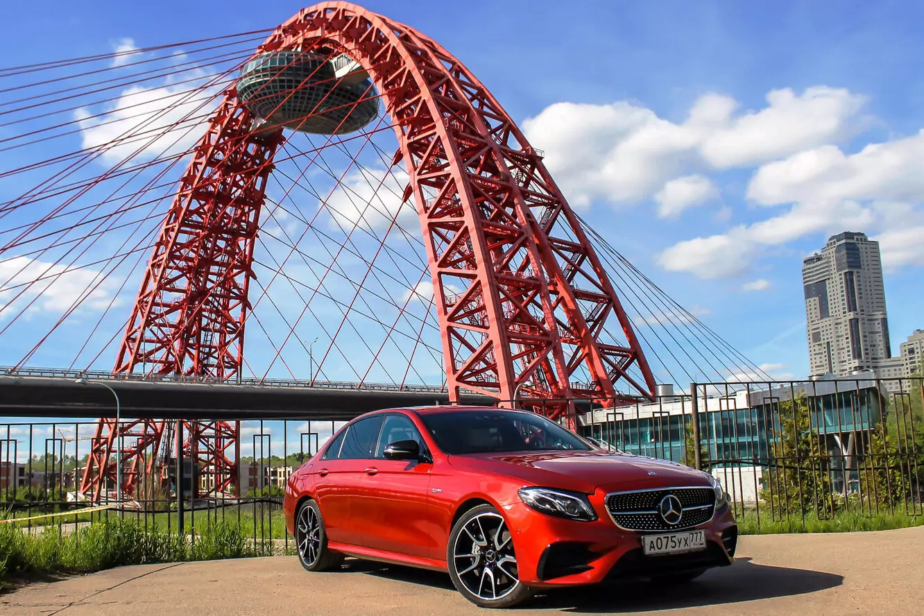 Red arrow: Mercedes-AMG E 43 test 358481_4