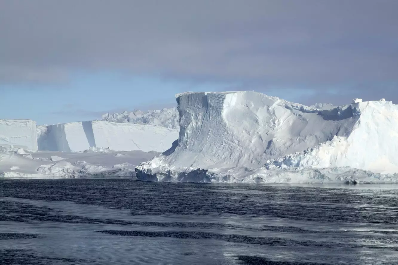 Bi New Yorken tamainako iceberg bat Antartikako glaziar bat apurtzear dago