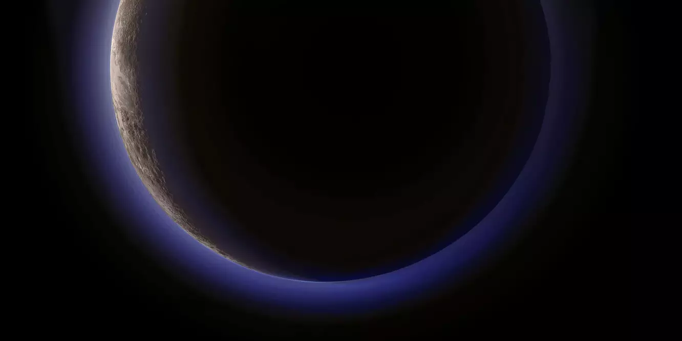 Pluto haze. Muna Chikunguru 2015, NASA's New Horizon spacecraft yakabhururuka yakananga kuPluto, uye mhedzisiro yezvayakaona yakashamisa zvikuru masayendisiti. Zvakazoitika kuti pamusoro peplanetoid ine mavara akawanda kupfuura zvingafungidzirwa nevatsvakurudzi, uye zvakabva zvava pachena kuti mhepo mumwaranzi yechiedza chezuva yakaita sebhuruu sedenga rePasi.