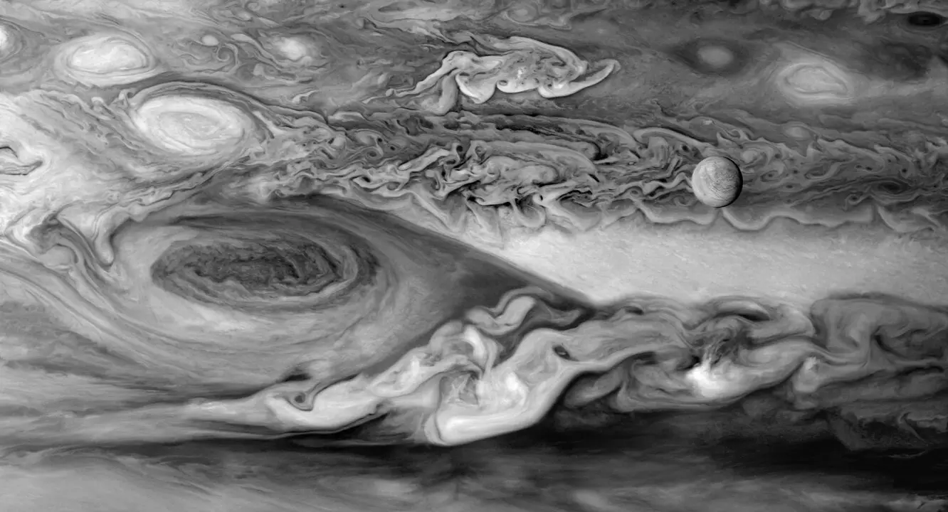 Europe uye Great Red Spot. Europa ndiyo mwedzi weJupiter wechipiri wepedyo uye unogona kuonekwa kurudyi rwemufananidzo. Idiki zvishoma pane setiraiti yepasi. Kuruboshwe, iyo Great Red Spot inonyatso kuoneka - kumberi kwebhanan'ana guru iro rave richipisa panyika hombe kweanenge makore 348, saizi yaro yega inopeta katatu kukura kwePasi.