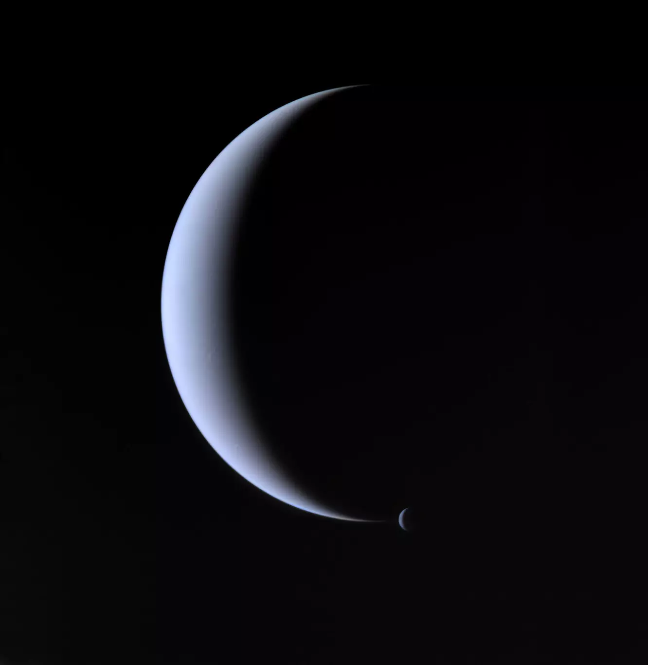 Neptunus en Triton. Dizze heale maan is ien fan de lêste foto's makke troch Voyager 2 tidens de romte-ekspedysje. Nettsjinsteande it feit dat dizze missy 40 jier lyn begon, bliuwe wy noch hieltyd ynformaasje fan beide Voyagers.