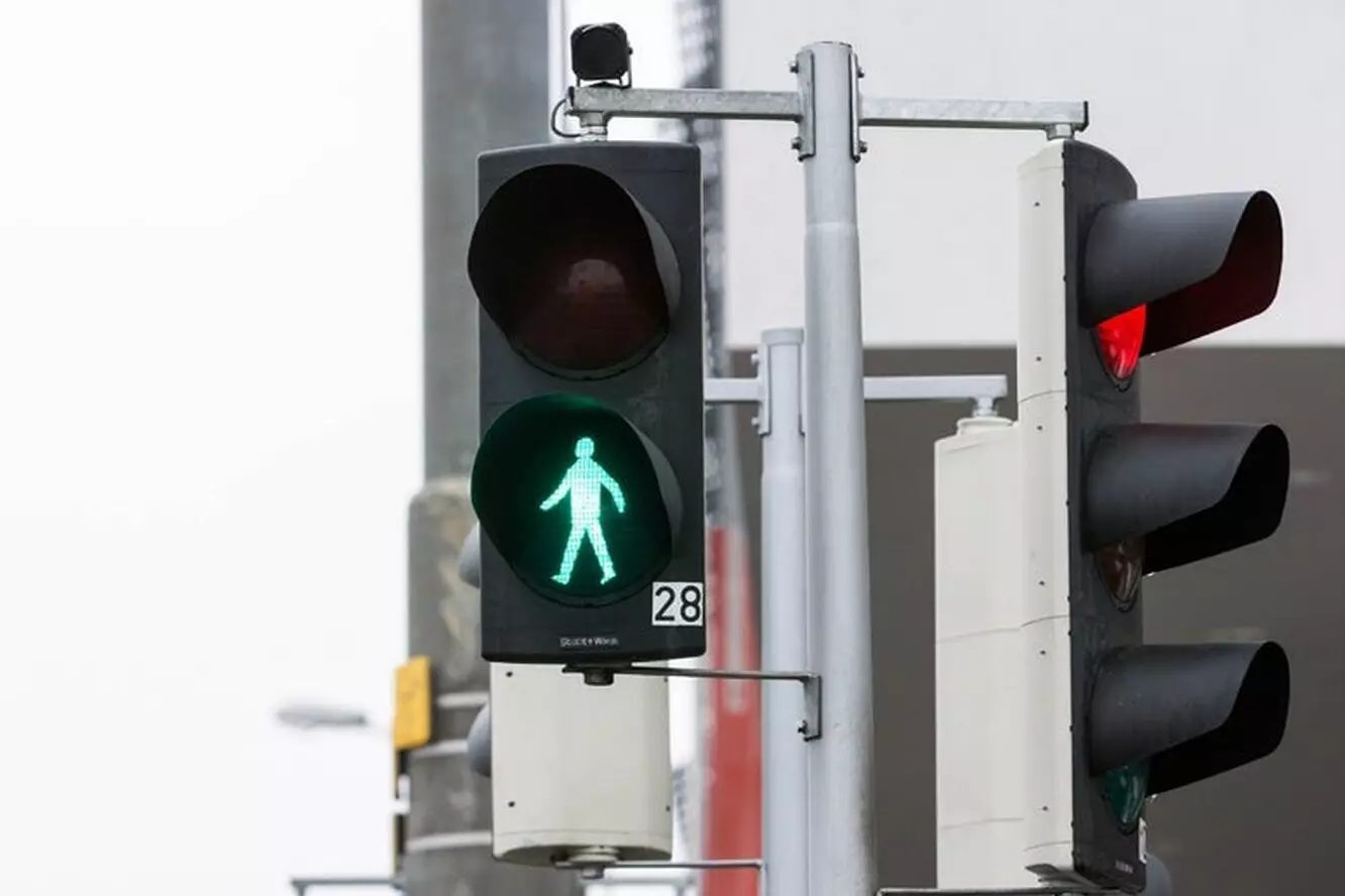 Lampu lalu lintas dilengkapi dengan sensor pejalan kaki