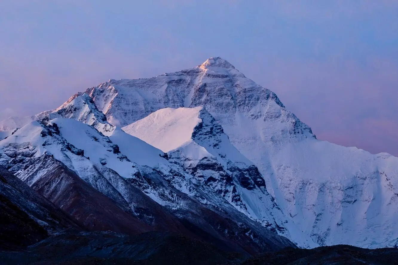 Nilason ng dumi ang niyebe sa Everest