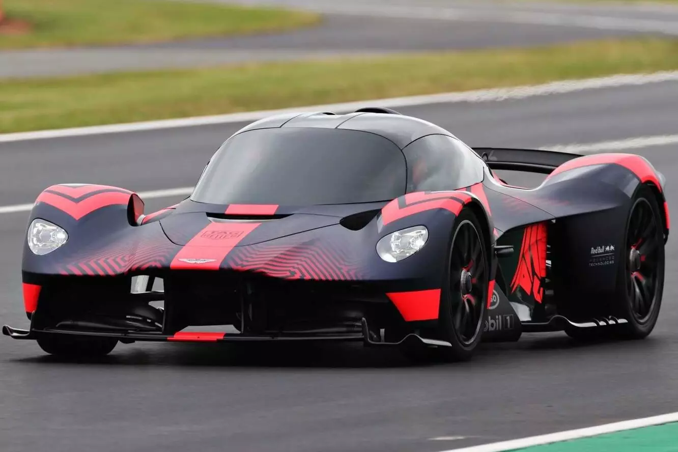 Ang Aston Martin Valkyrie ay gumawa ng unang pampublikong pagsakay