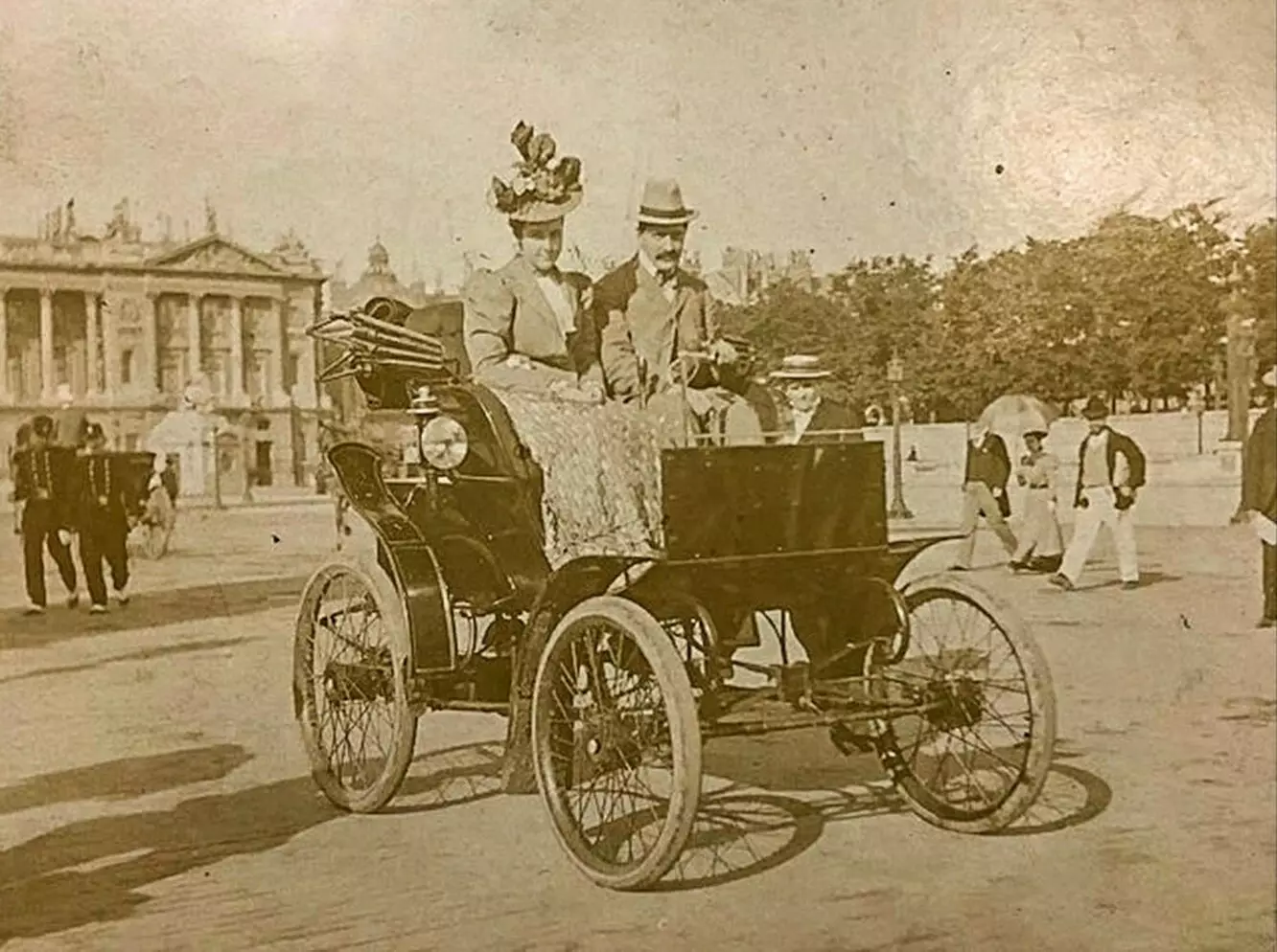 Rikers in a Riker Electric Car στο Παρίσι, 1898