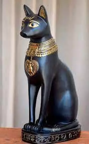 Bhí na chéad cait ceansaithe beagnach naofa - sampla de seo ná an bandia cat hÉigipte Bast nó Bastet.