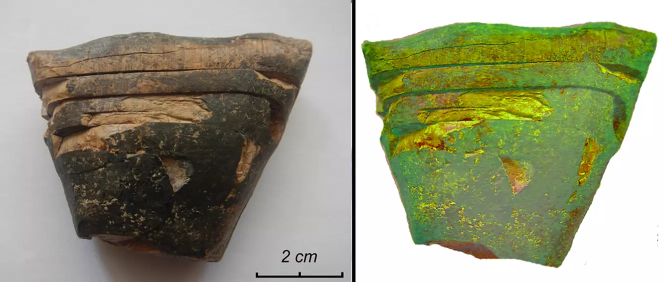 Larawan ng isang seal figurine (sa itaas), na pinoproseso sa DStrech (sa ibaba)