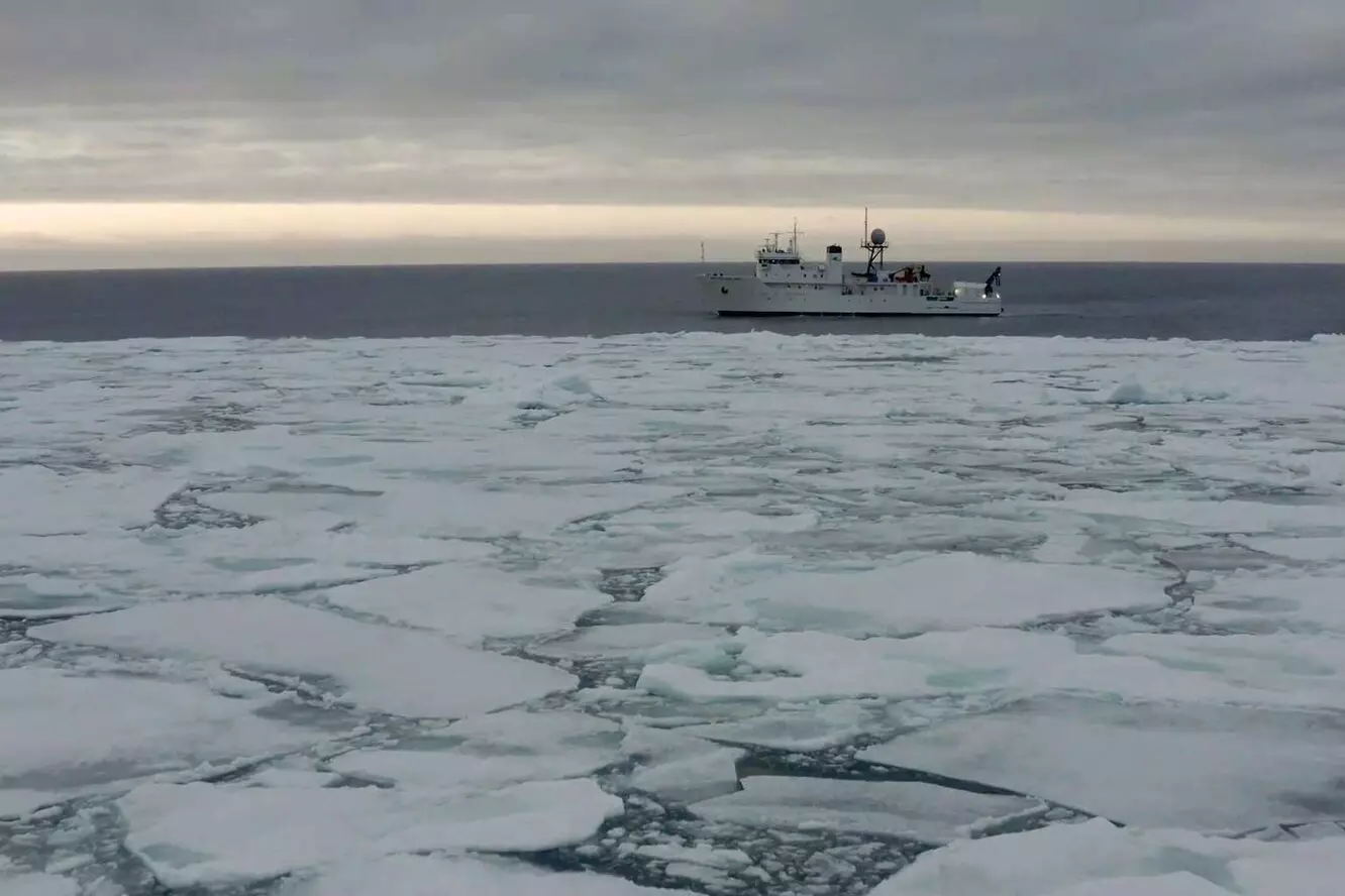 La esploristo iĝis la unua persono kiu vizitis la plej profundajn punktojn de ĉiuj oceanoj