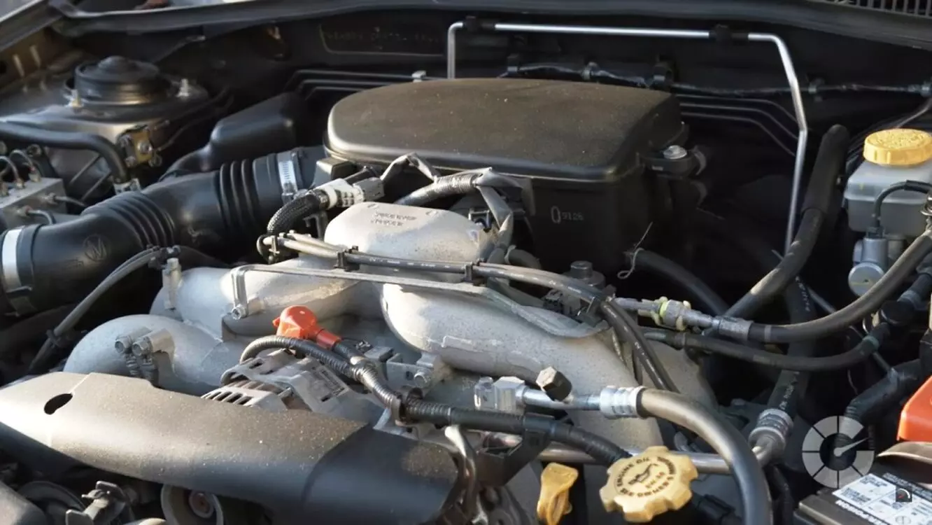 Πώς να καθαρίσετε γρήγορα το χώρο του κινητήρα ενός αυτοκινήτου: αποτελεσματικοί τρόποι 364750_1