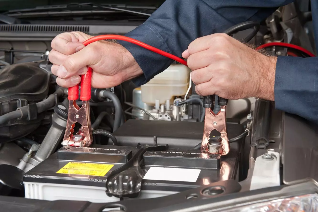 Como arrancar un coche cunha batería esgotada 364772_2