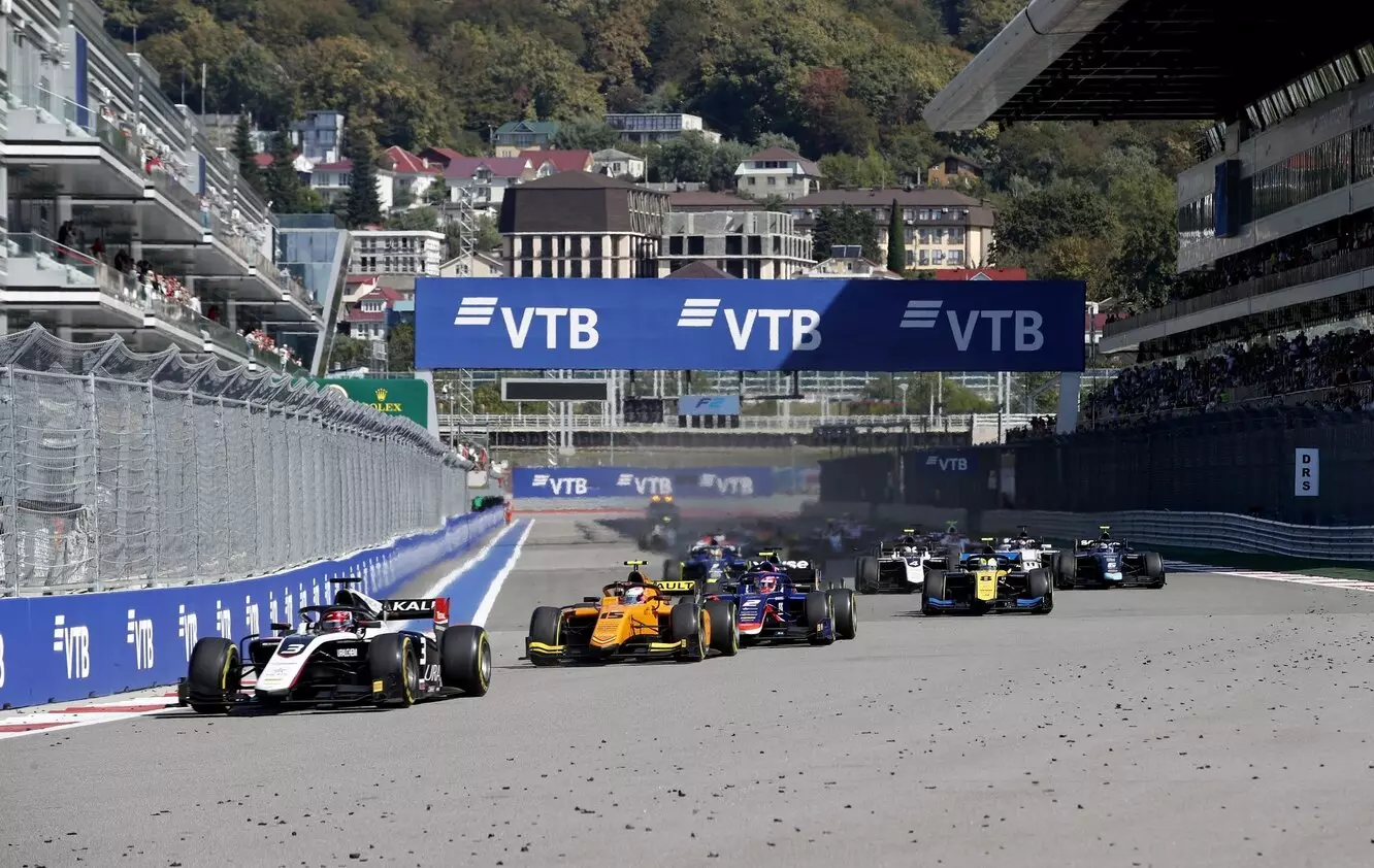 Nikita Mazepin führt beim Start des zweiten Formel-2-Rennens