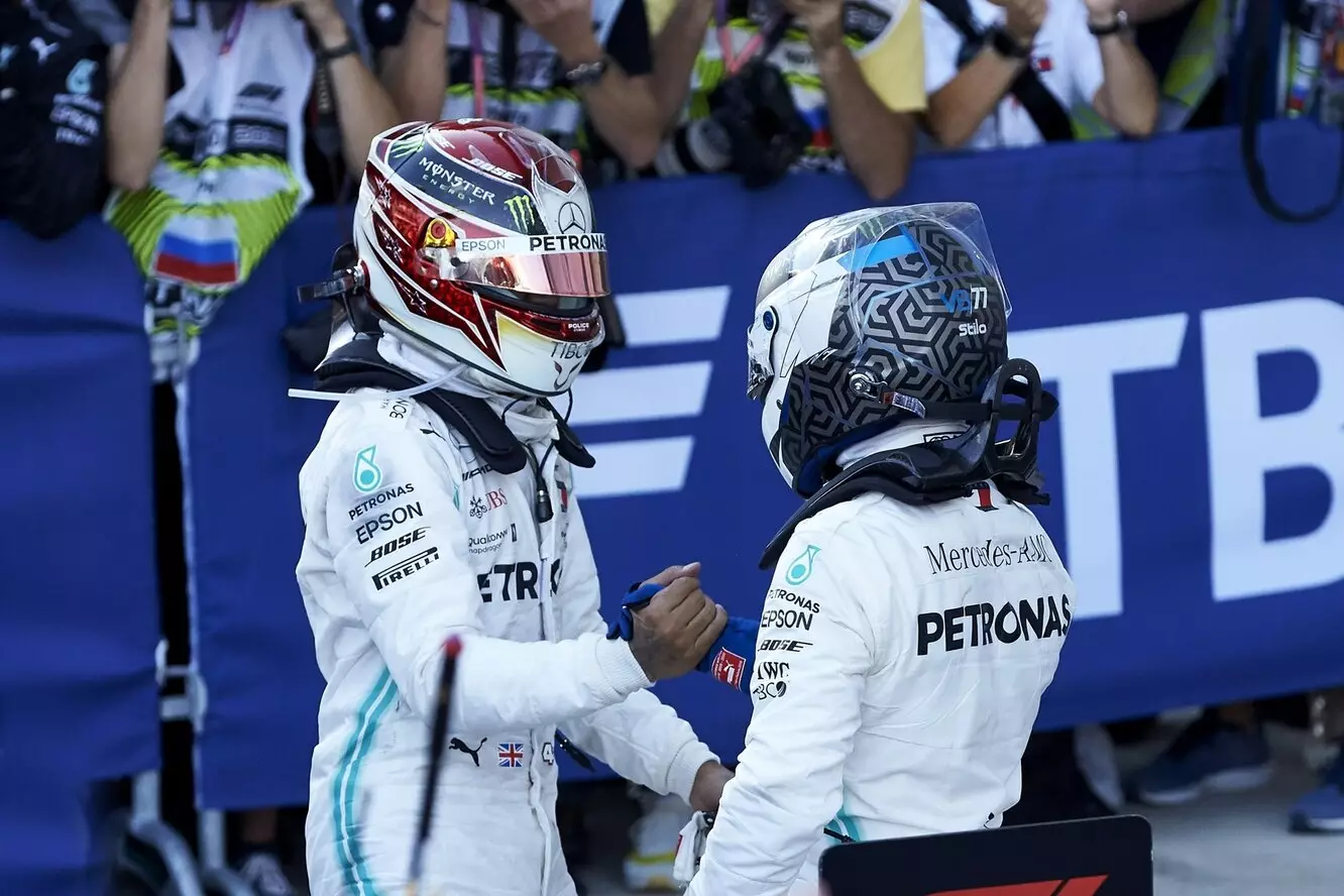 Lewis Hamilton ແລະ Valtteri Bottas ຫຼັງຈາກຊະນະສອງເທົ່າໃນ Sochi