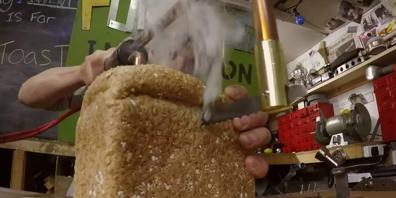 Messer-Toaster kann gleichzeitig Brot schneiden und toasten: das beste Messer für die Küche 365767_1