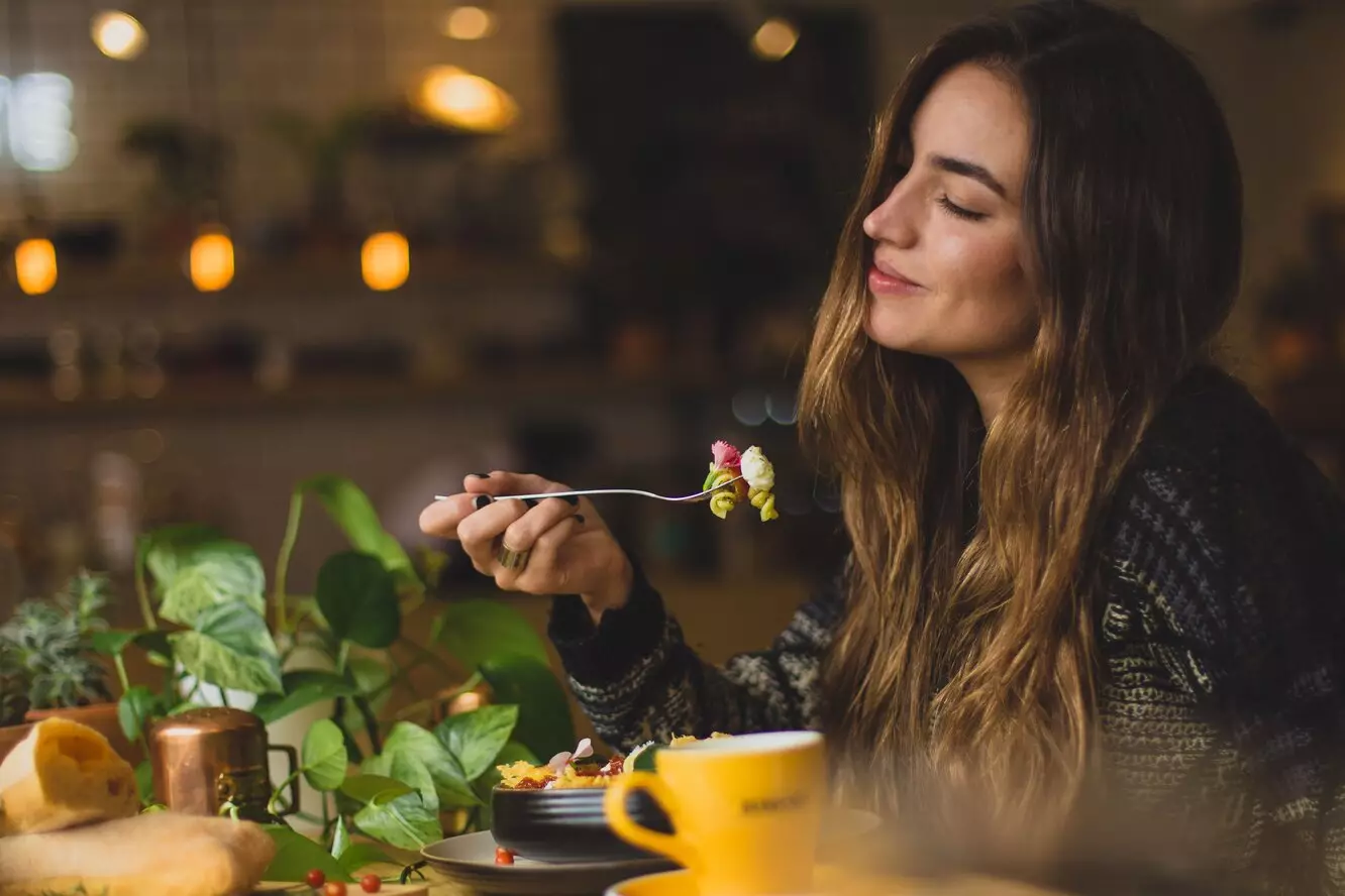 Os científicos descubriron que comer só é prexudicial para a saúde