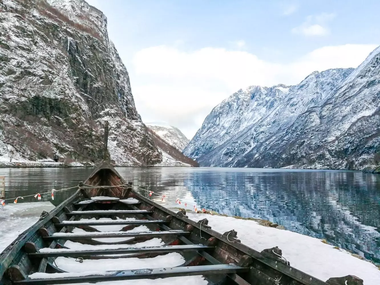 Bildet er tatt i den norske bygda Gudvangen, som ligger ved bredden av Nærøyfjorden