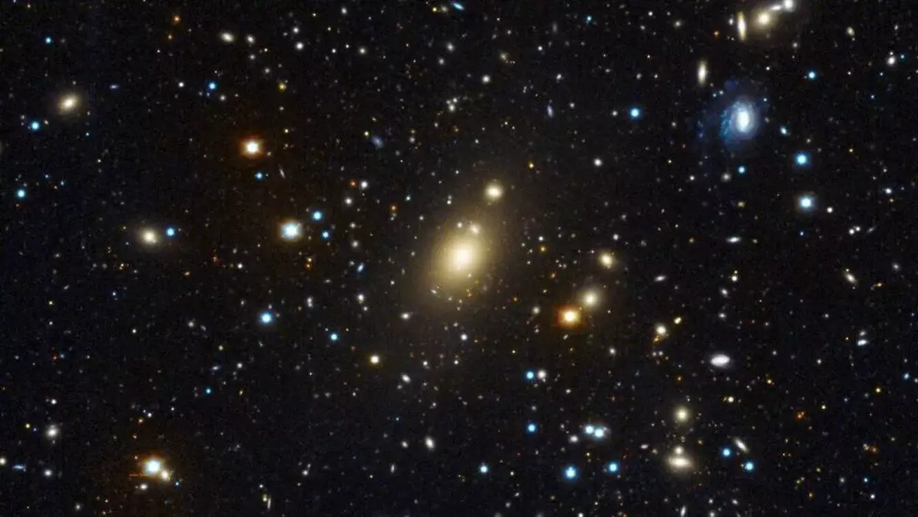 Астрономи безпосередньо виміряли масу чорної дірки в центрі галактики Holm 15A. Виявилося, що вона становить 40 мільярдів сонячних 366888_1