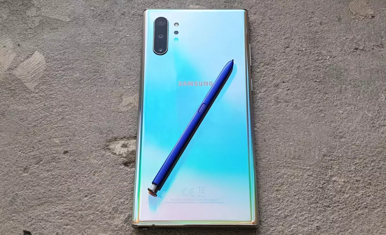 Tijaabi dib u eegista mid ka mid ah phablets ugu awooda badan uguna shaqayn badan waqtigeena - Samsung Galaxy Note 10 Plus.