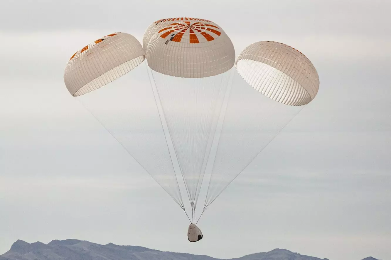 SpaceX paraşüt sınaqlarını tamamlayır