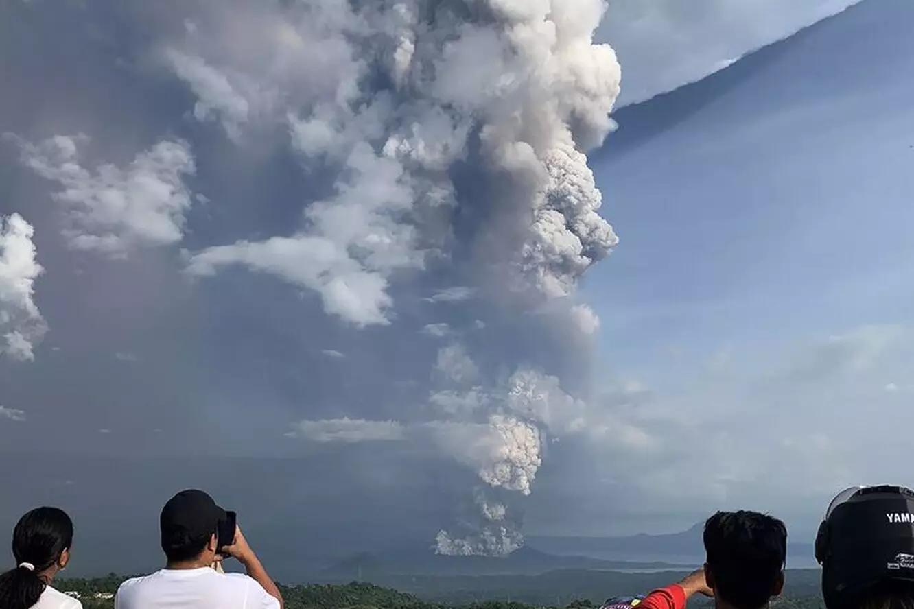 Taal Volcano Eruption hauv Philippines: Kev puas tsuaj nyob