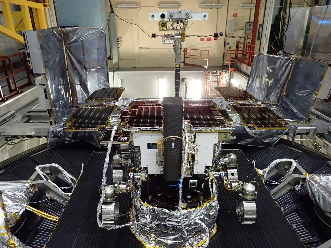 I-ExoMars 2020 mission rover iqeda ngempumelelo ukuhlolwa kwe-vacuum eshisayo 368027_1