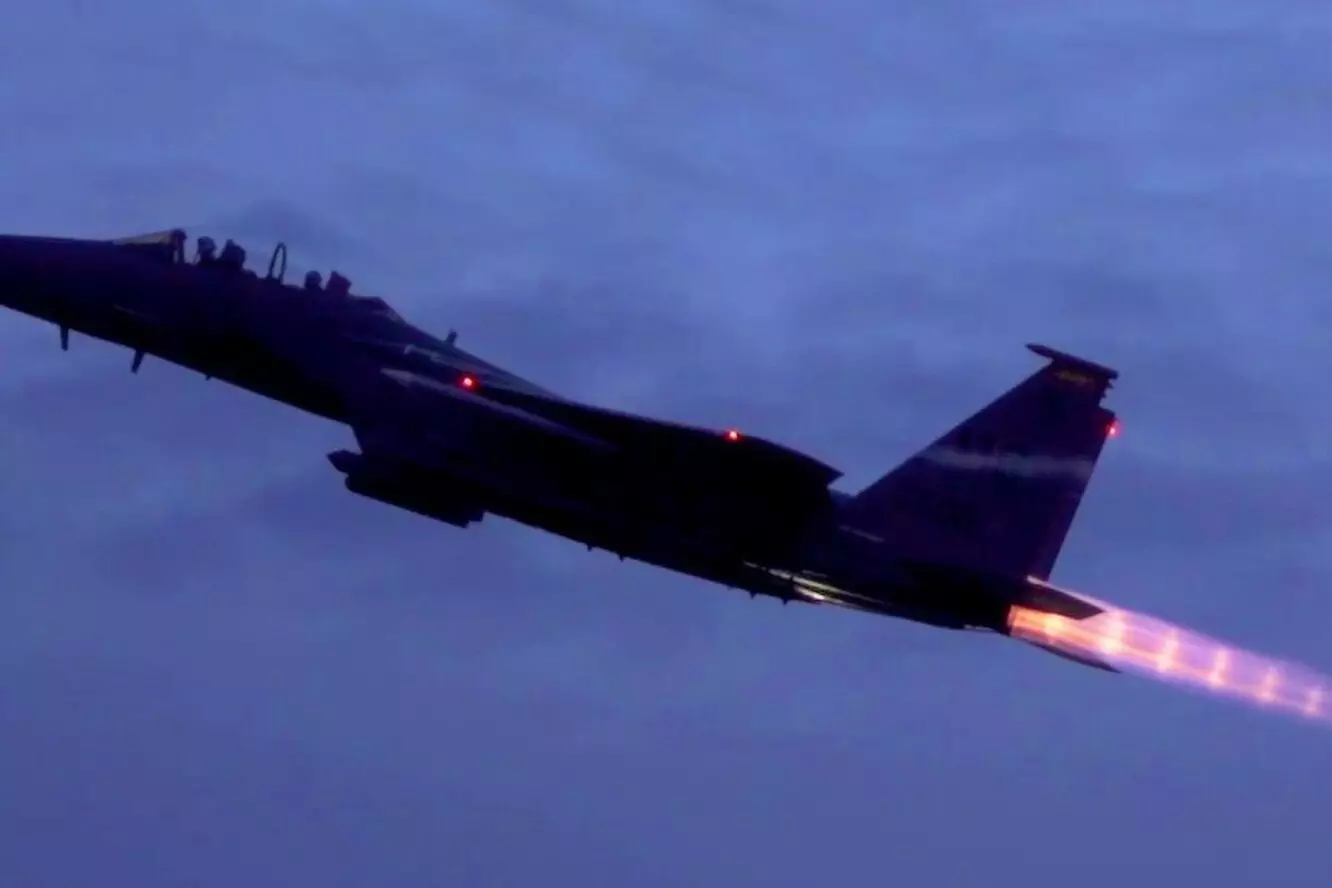 Amerikan F-15 avcı uçağı art yakıcıya nasıl giriyor?