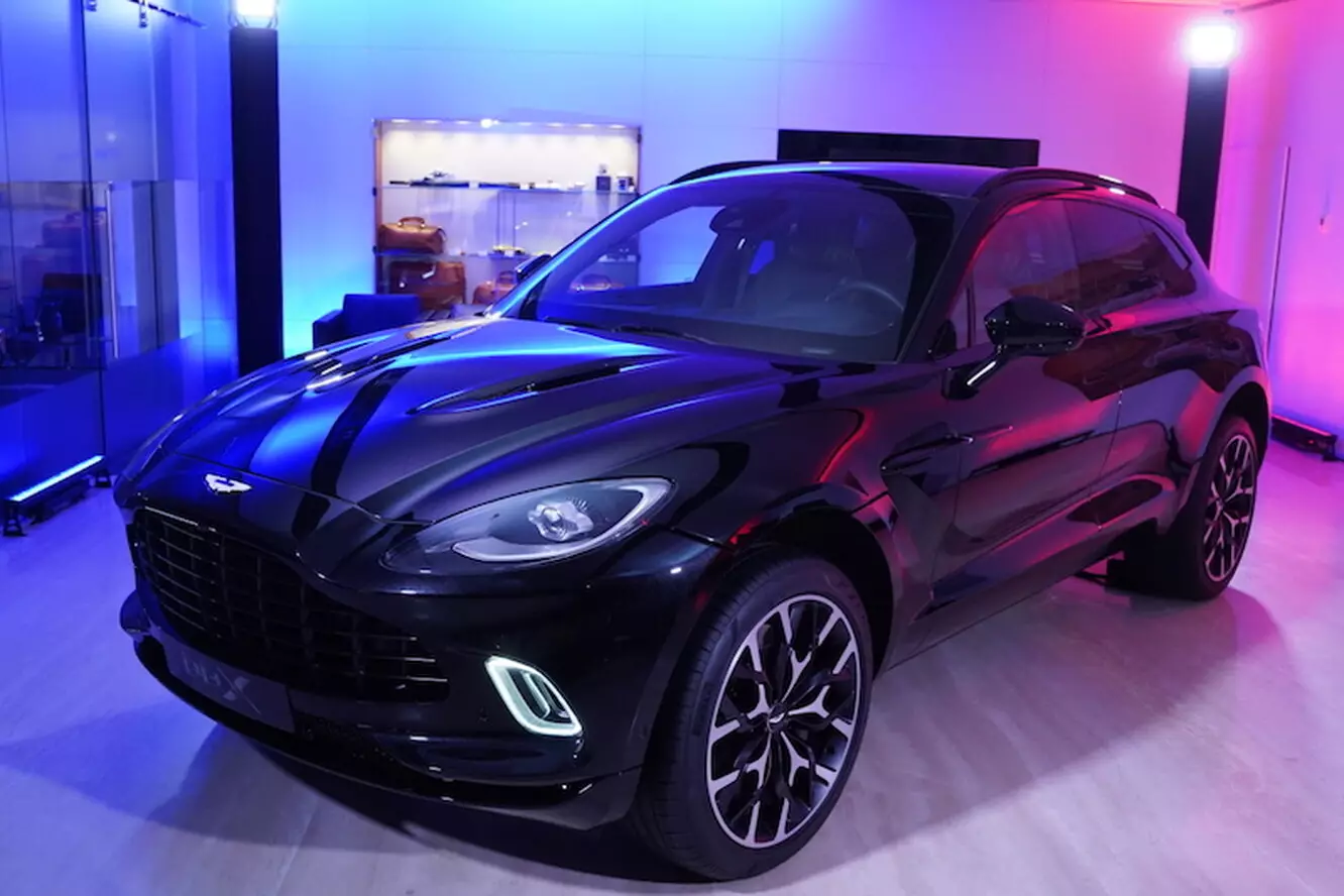 Những khách hàng đầu tiên nhận Aston Martin DBX vào tháng 6 năm 2020