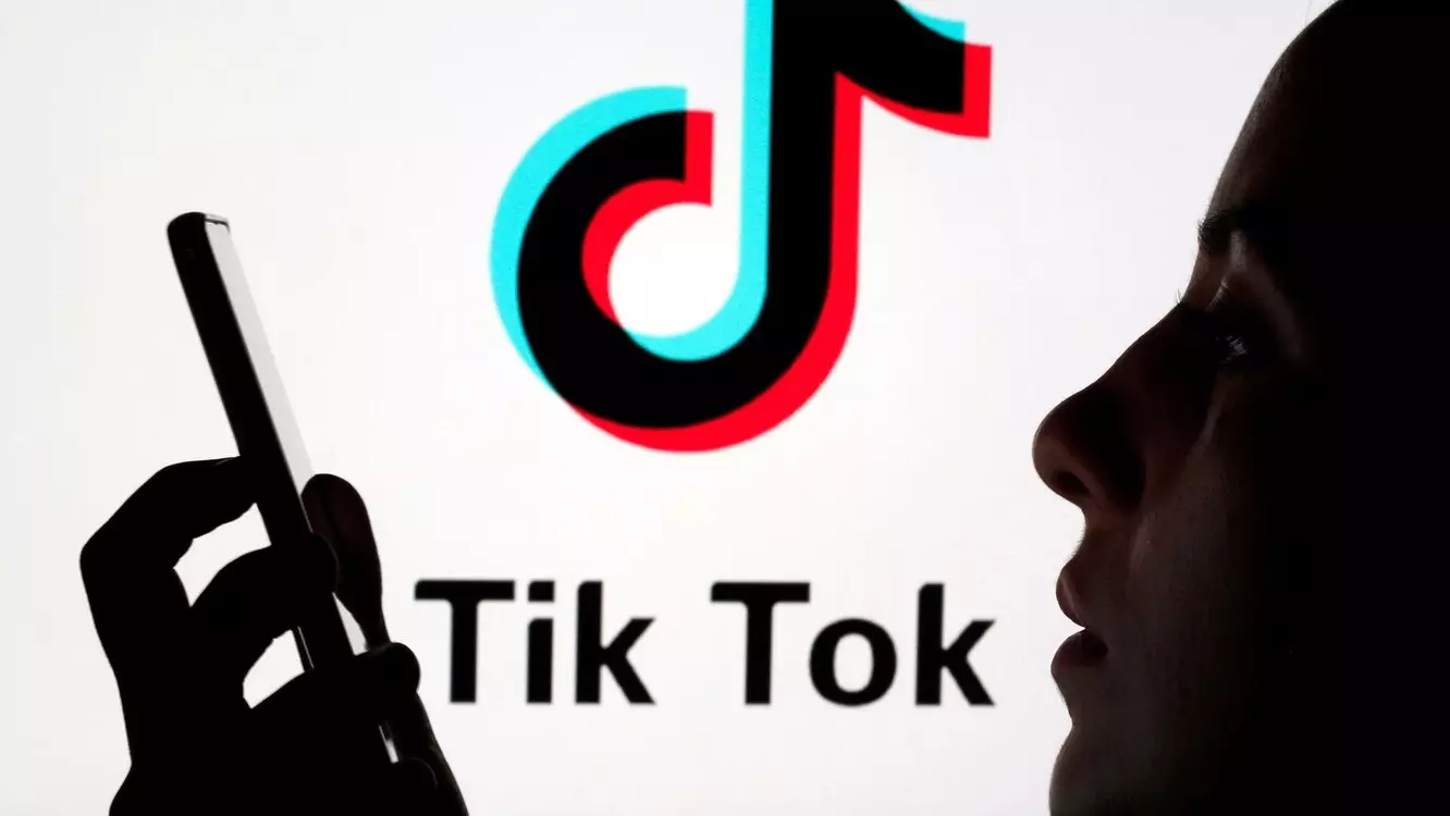 Awọn ofin fun TikTok Awọn oniwontunniwonsi Ṣe awari Awọn fidio Ihamọ Ti nfihan Osi, Isanraju, Alaabo, ati Ọrọ Iselu