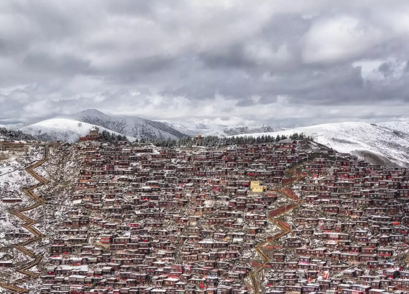 Wekupedzisira muchikamu cheKufamba (Larung Gar Buddhist Academy iri pamufananidzo)