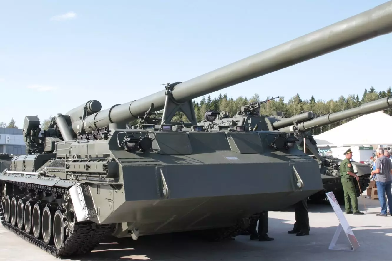 La rusa armeo ricevos modernigitan 203-mm memveturan pafilon