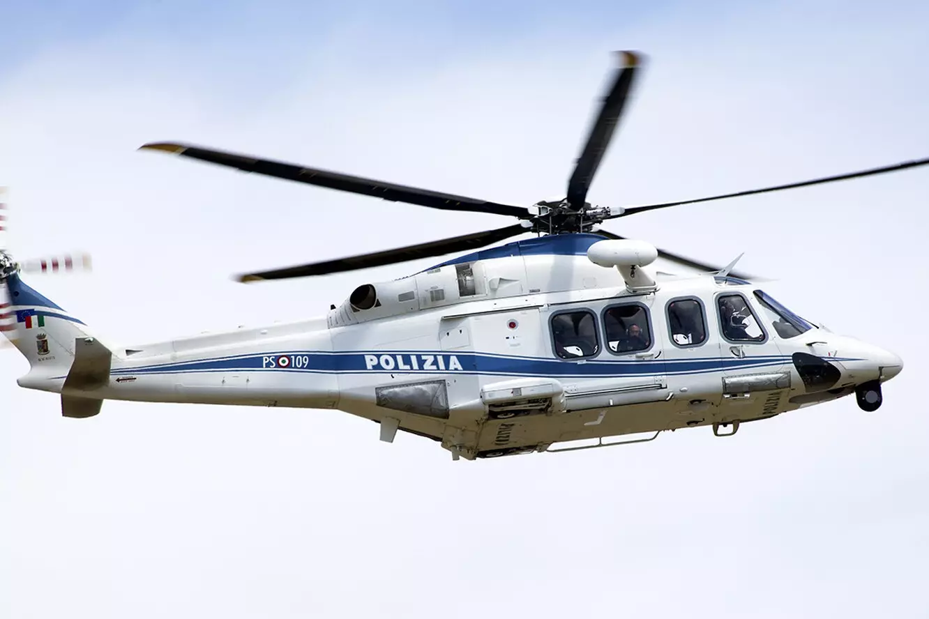 Covidiots: karantinaya alınan İtalyanlar bir polis helikopterine ateş açtı