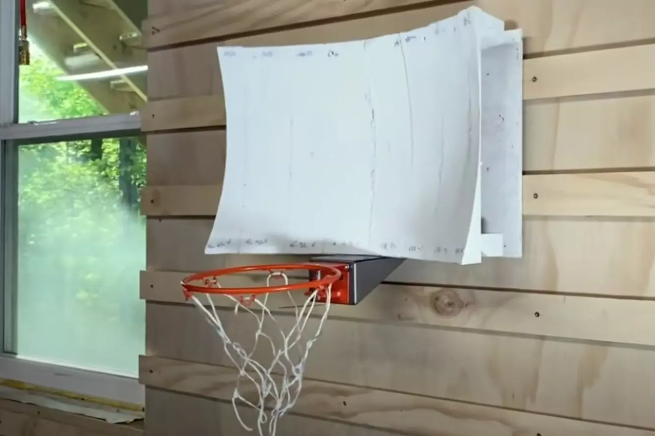 In ûnmooglik te missen basketbalbackboard makke