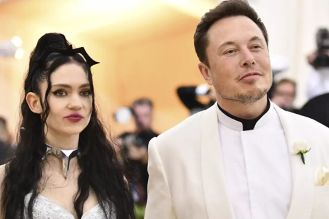 Elon Musk feroare de namme fan 'e poppe