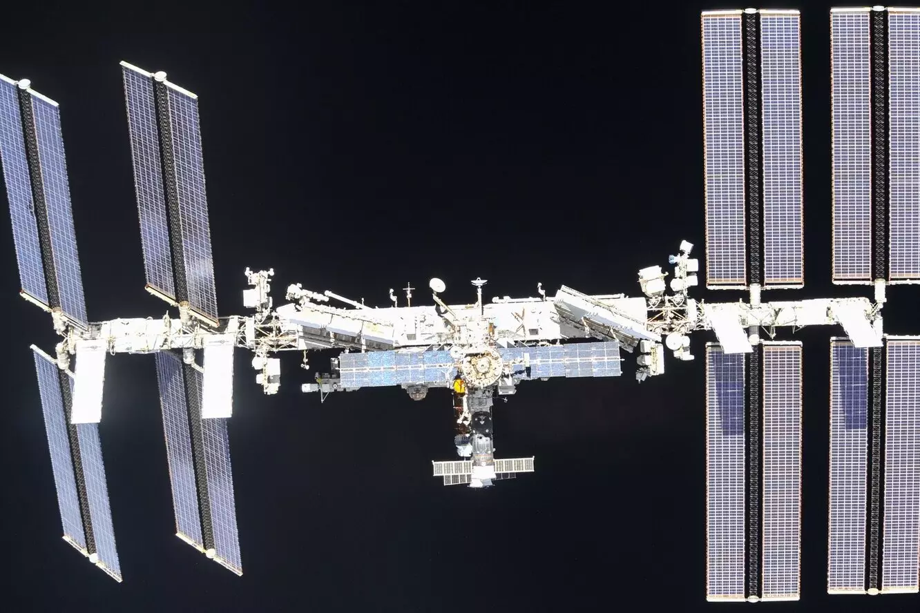 नवीन छिद्रांपासून संरक्षण करण्यासाठी ISS वर कॅमेरे स्थापित केले आहेत