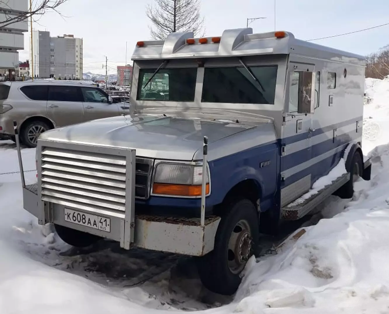 Di nav milkê firotina Kamchatkomagroprombank îflaskirî de, otomobîlek zirxî ya Amerîkî Ford F Super Duty hat dîtin.