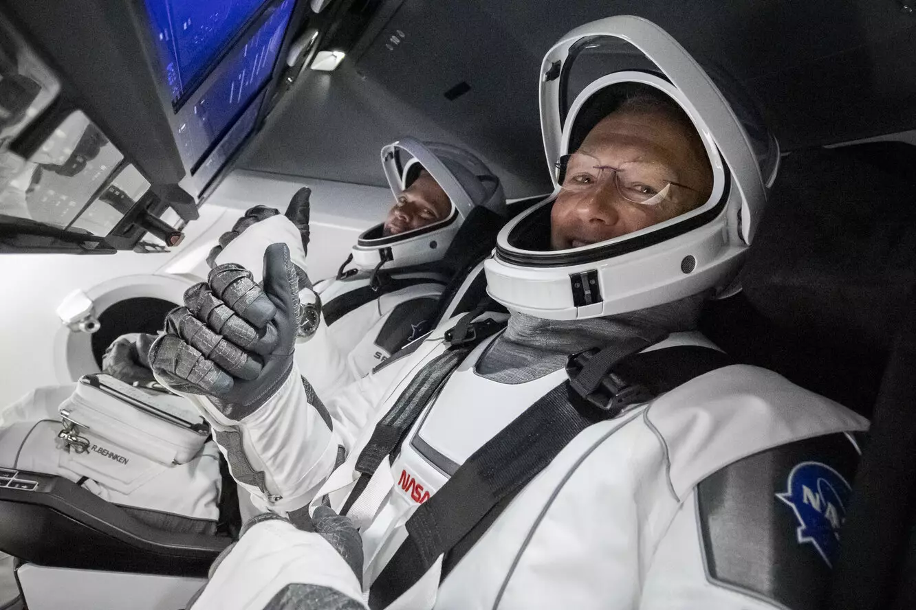 Os astronautas da NASA aprecian os traxes espaciais SpaceX