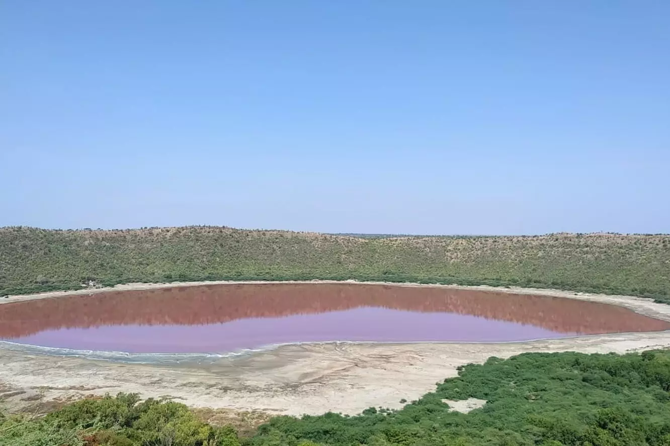 Kráterové jezero přes noc změnilo barvu