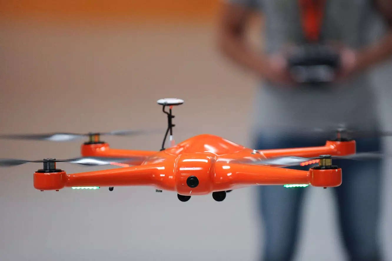 Drones ichatarisa kupfekedzwa kwemasks uye magurovhosi muMoscow