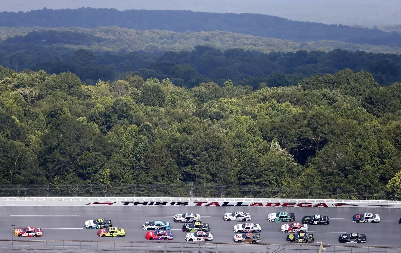 NASCAR reveals why it doesn't race in the rain 373703_2