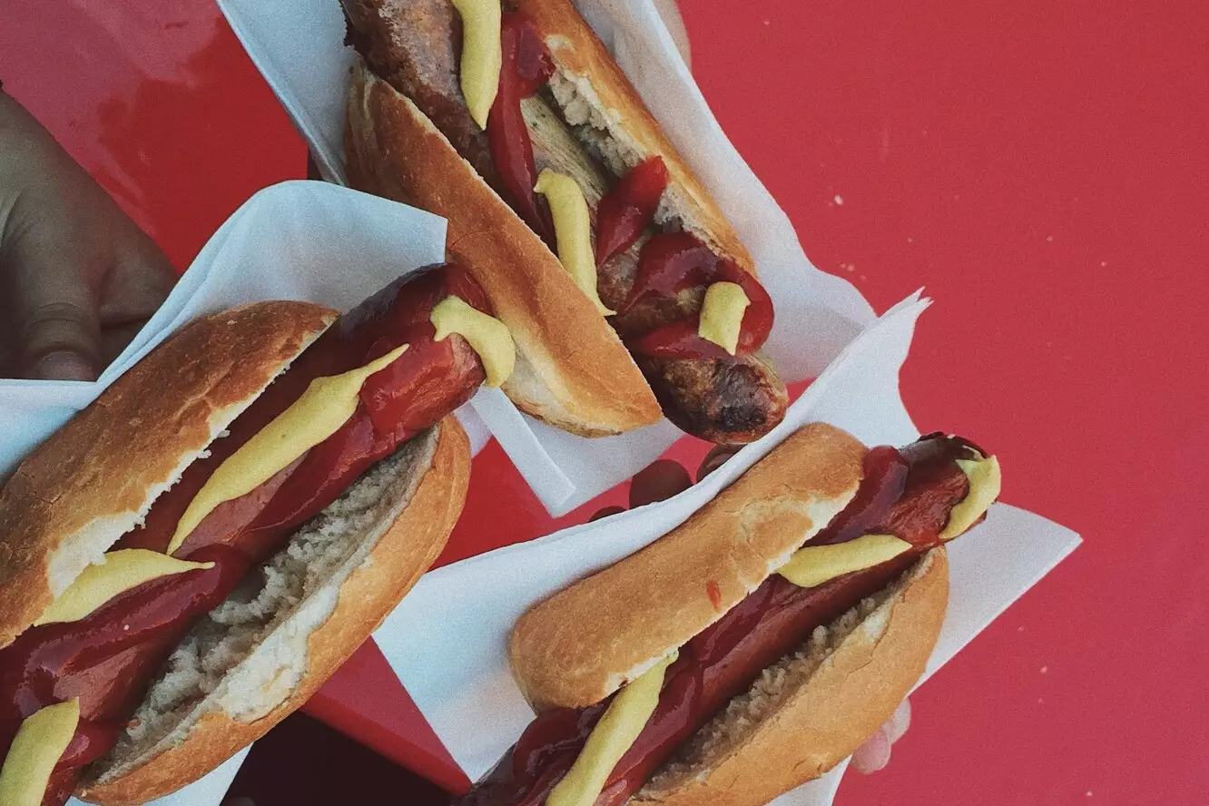 Zinātnieki aprēķināja, cik hotdogu cilvēks var apēst 10 minūtēs