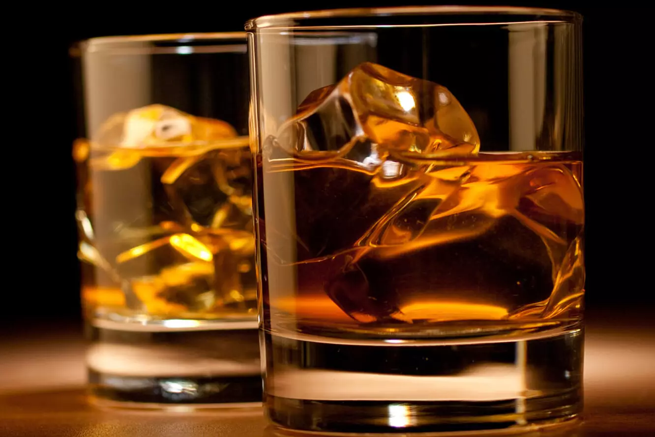 Ny whisky dia hapetraka ao anaty tavoahangy taratasy