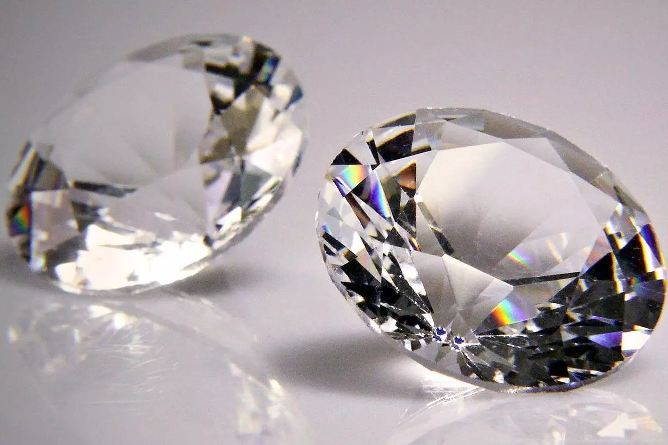 Nemokake cara kanggo nemtokake keaslian lan kemurnian berlian kanthi akurat