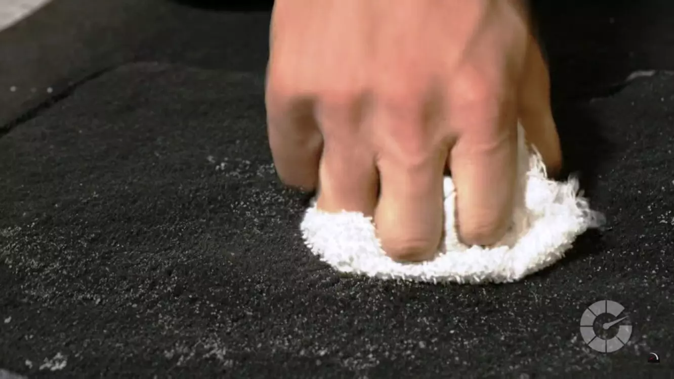 How to get rid of salt stains on floor mats 374203_4