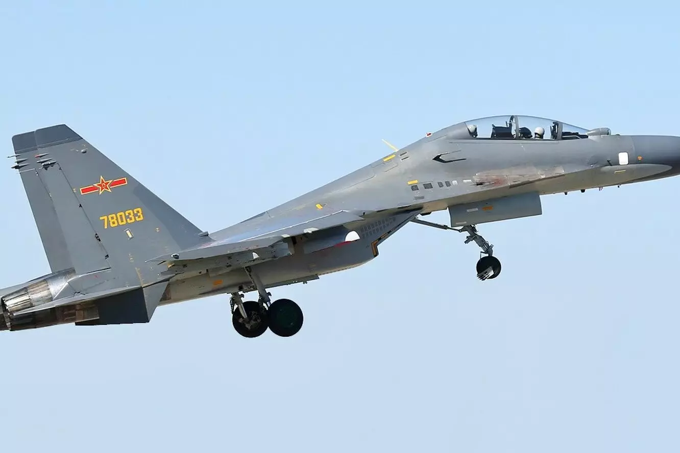 Վառելիքի լիցքավորում և սնունդ ղեկին. Su-30MKK-ի 10-ժամյա թռիչքը՝ տեսանյութում.