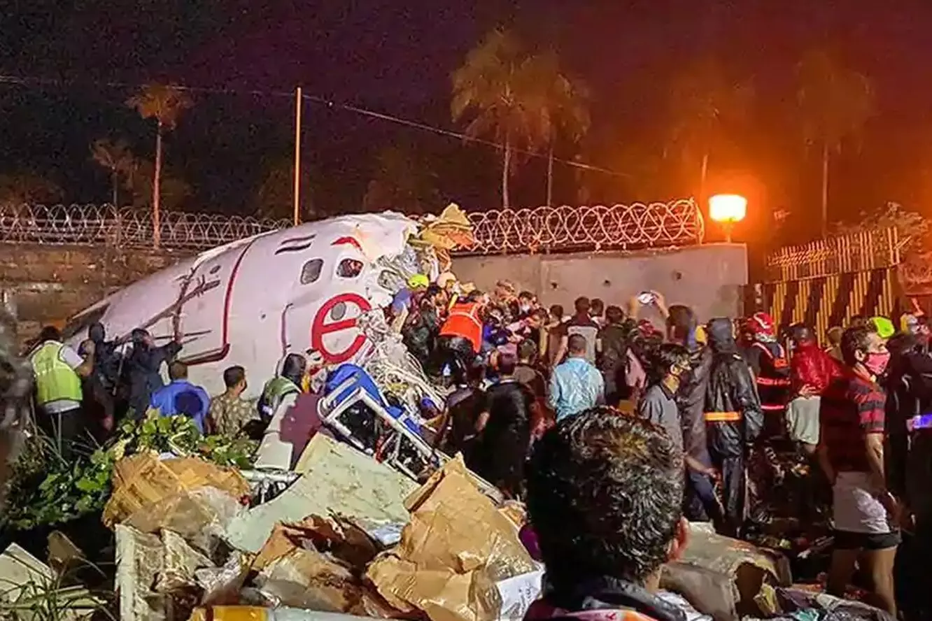 Boeing 737 melampaui landasan pacu dan pecah di Kerala