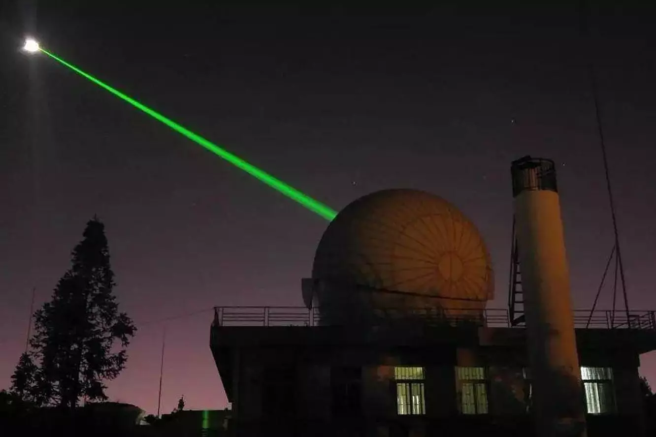 Wiązka laserowa odbita od satelity Księżyca z powrotem na Ziemię