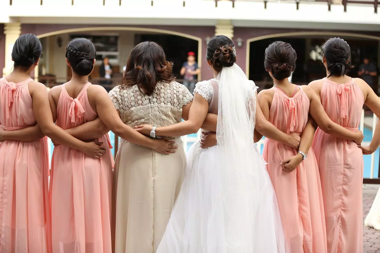 結婚式の歴史：ブライズメイドが同じドレスを着る理由